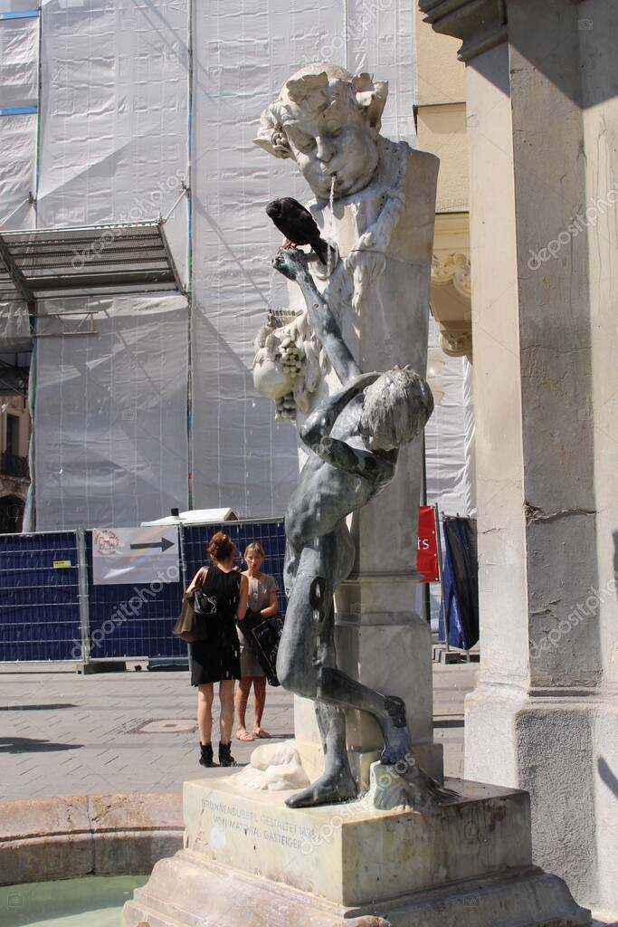 MUNICH, ALEMANIA - 22 de agosto de 2015: Fuente histórica "Fountain Boy ...
