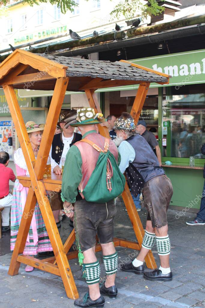 MUNICH, ALEMANIA - 22 de agosto de 2015: La gente con ropa tradicional ...