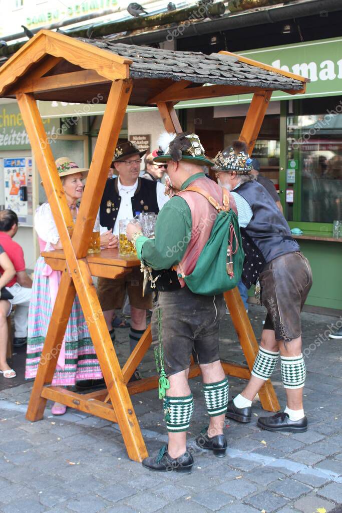 MUNICH, ALEMANIA - 22 de agosto de 2015: La gente con ropa tradicional ...