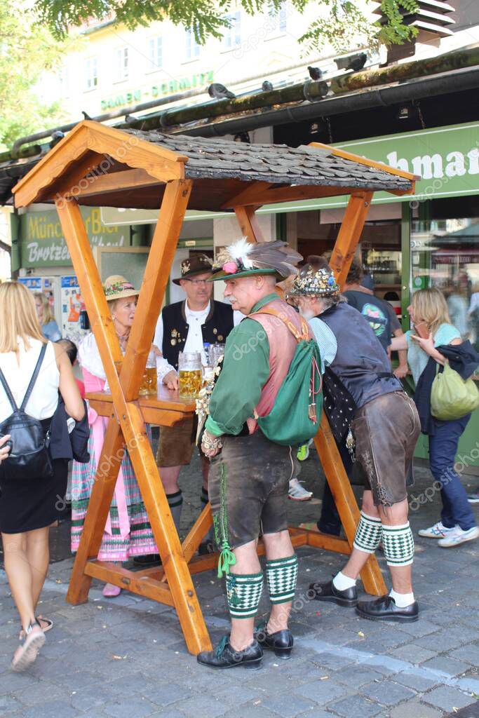 MUNICH, ALEMANIA - 22 de agosto de 2015: La gente con ropa tradicional ...