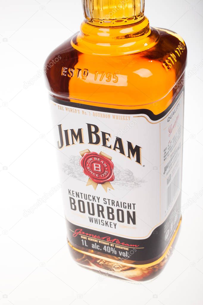 VARNA, BULGARIA - 17 de agosto de 2016: Botella de cerca de Jim Beam Bourbon. Jim Beam es una ...