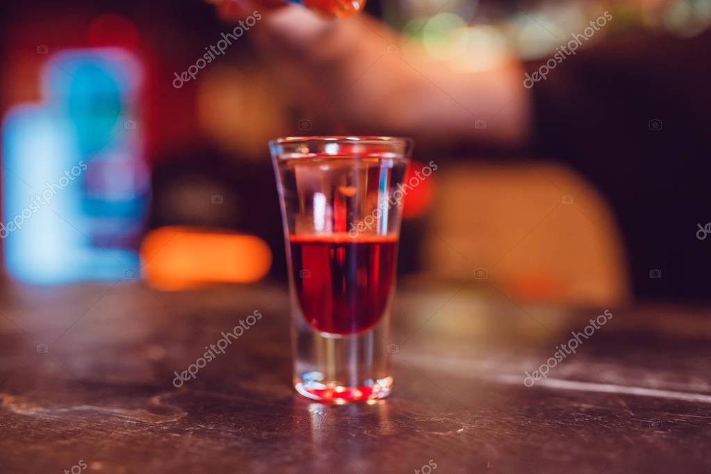 Un cóctel hecho por capas. Disparo en el bar. 2024