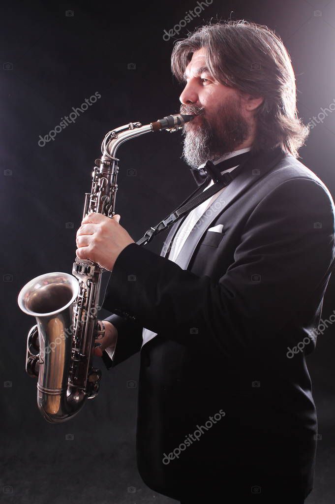 Un m sico artista masculino con un traje negro cl sico, frac, escultural con corbata de lazo con ...