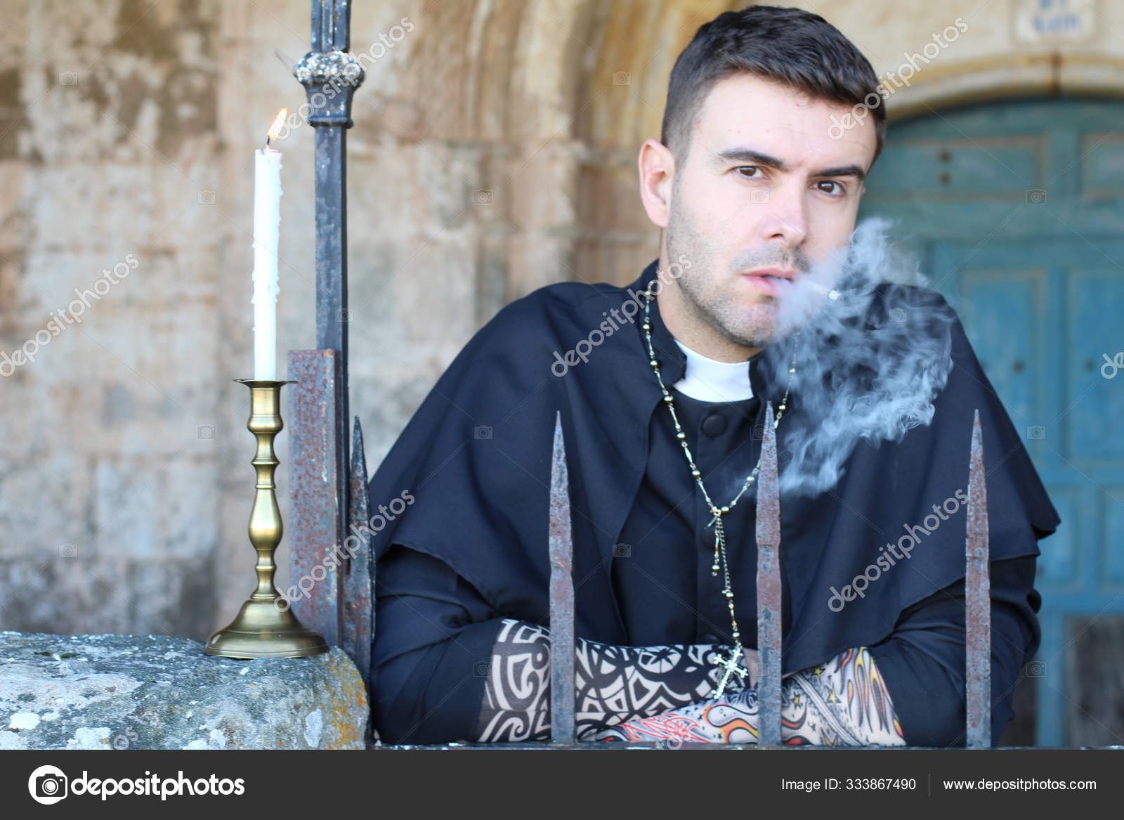 Tatuado Sacerdote Fumando Cigarrillo Posando Fondo Iglesia — Foto de ...