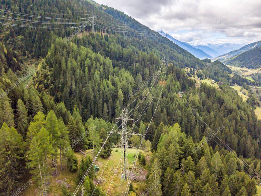Vista a rea del pil n de la l nea el ctrica en la zona monta osa de Suiza 2024