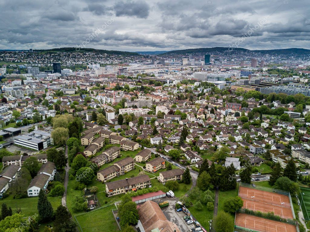 Vista aérea panorámica de la ciudad de Zurich en Suiza. Zona densamente poblada con muchos ...