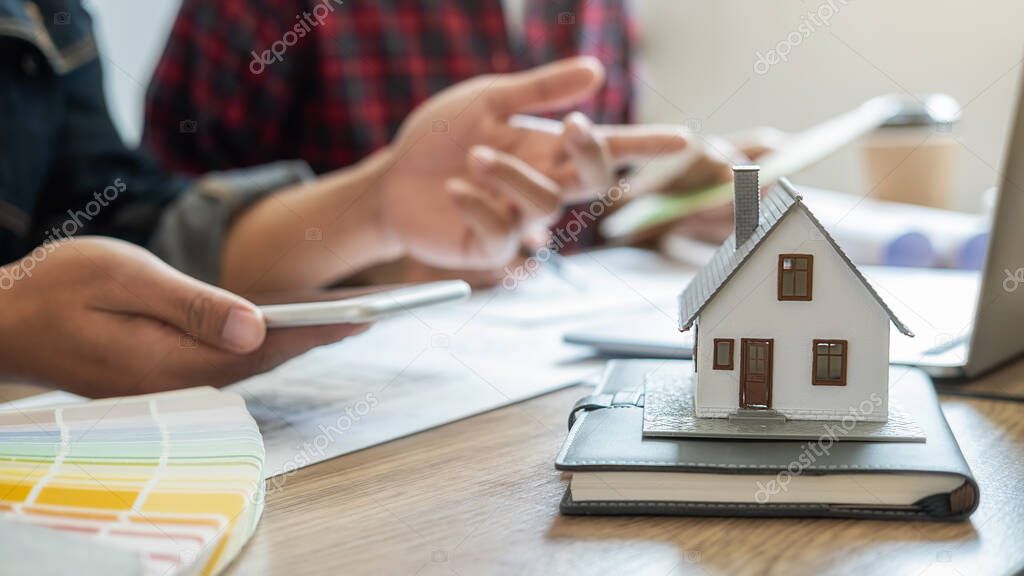 Dise ador de interiores y arquitecto eligiendo el color en la tabla de muestras de muestras de ...