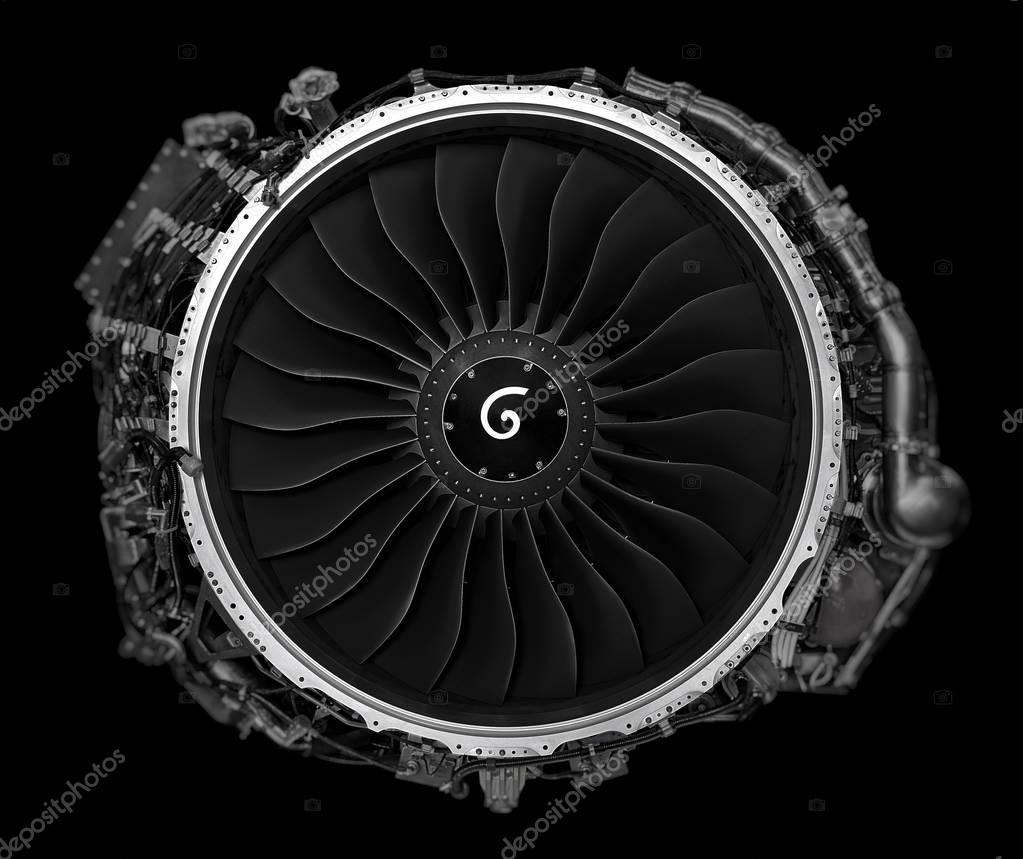 Vista frontal del motor Jet aislado sobre fondo negro. 2022