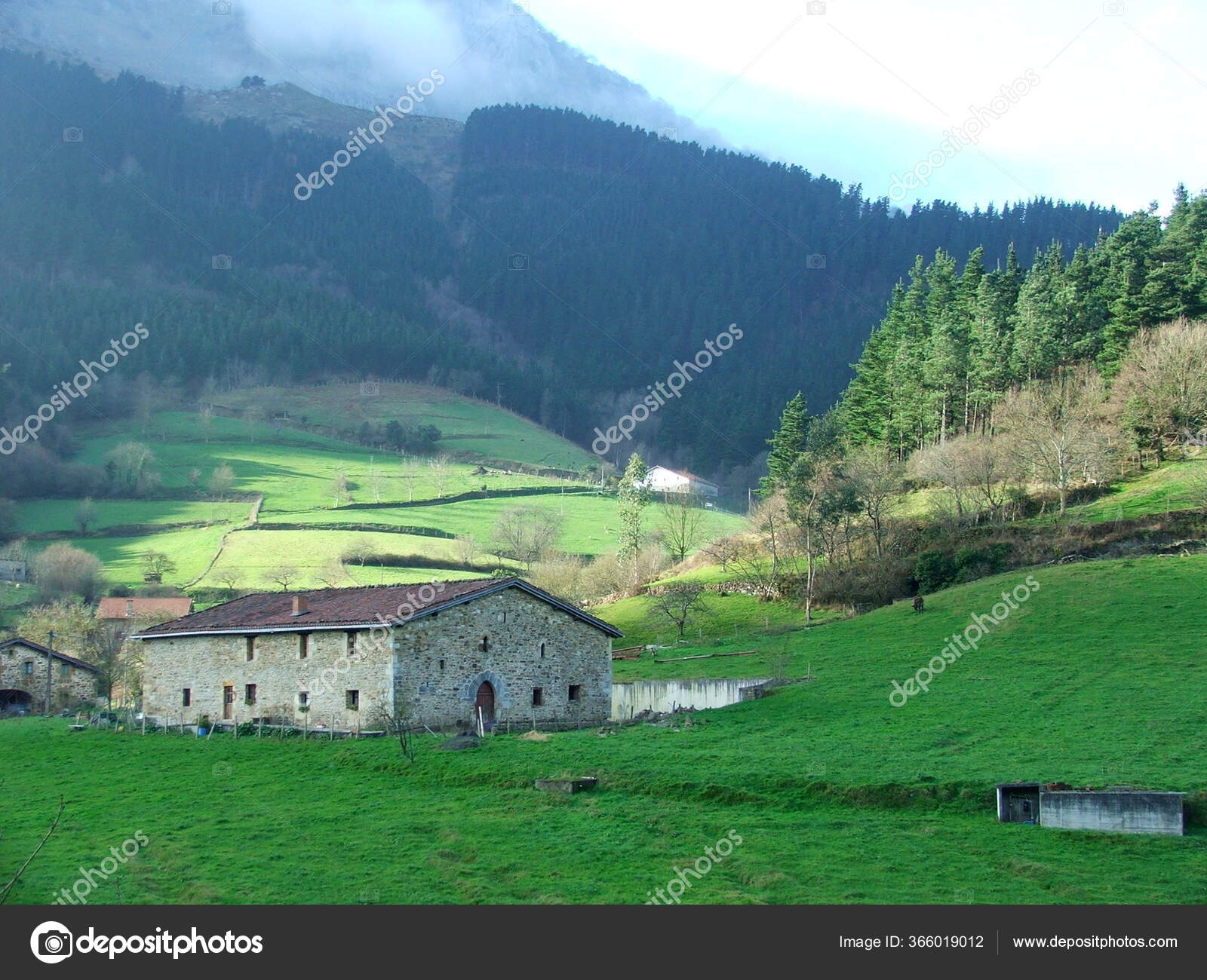 Casa Típica Vasca Campo — Foto de stock #366019012 © Gorazarre