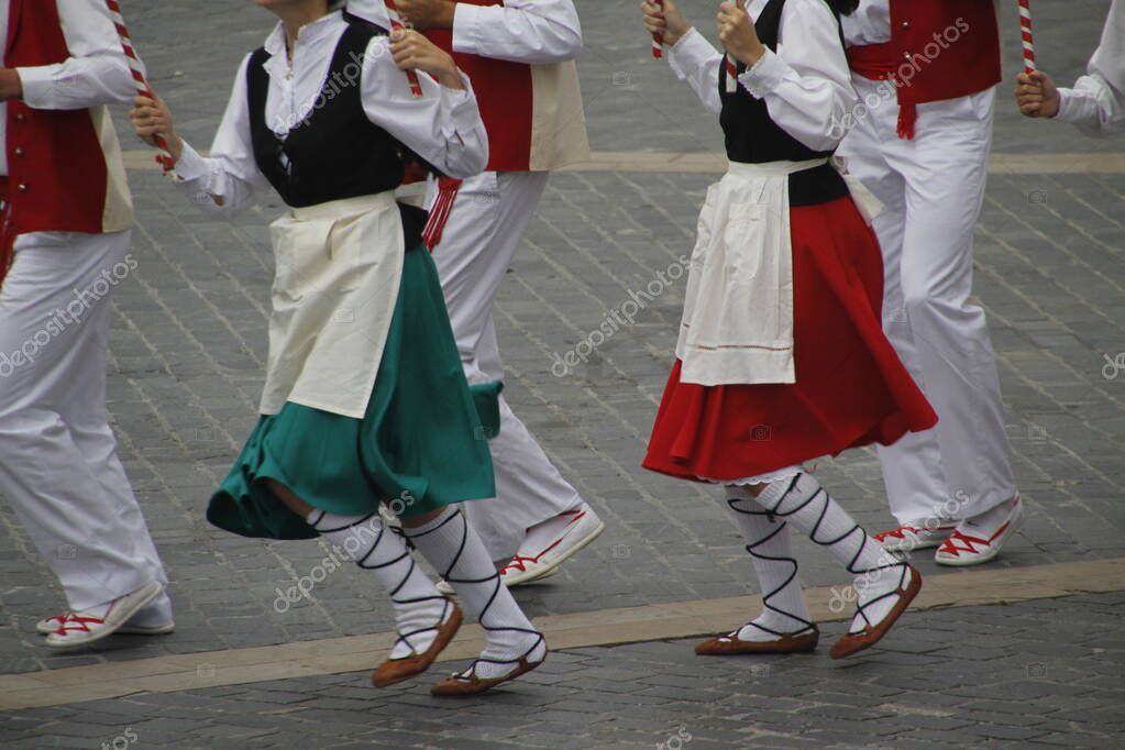 Danza tradicional vasca en un festival callejero 2024