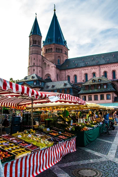 People in market square, in the old town of Mainz, Germany – Stock ...