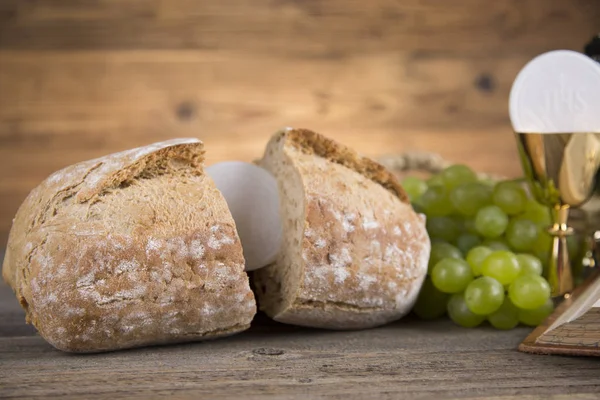 Eucharist symbol of bread and wine, chalice and host, — Stock Photo ...