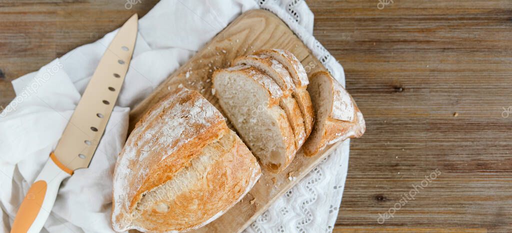 Bandera. Pan integral de trigo con cuchillo.Pan casero recién horneado ...