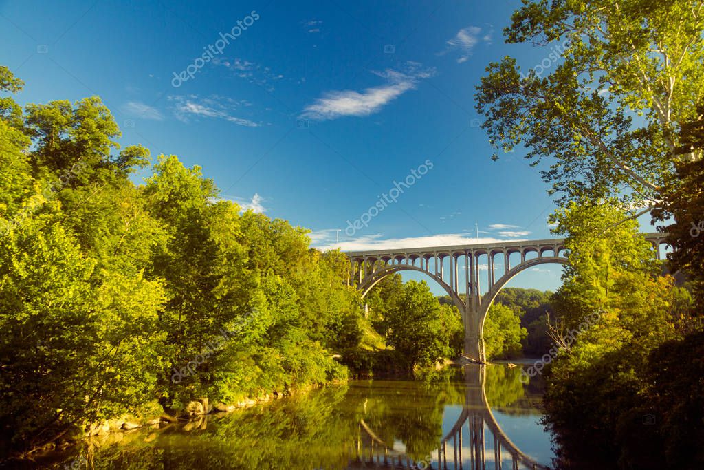 Puente de arco que cruza un río en el Parque Nacional Valle de Cuyahoga 2023