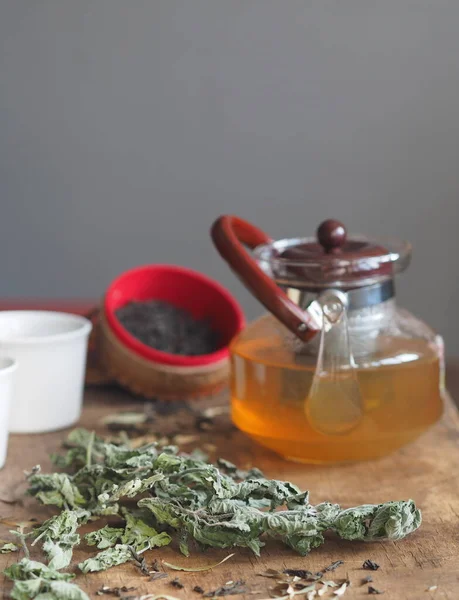 El concepto de la tradición de beber té oriental. Una caja de té. Tés y ...