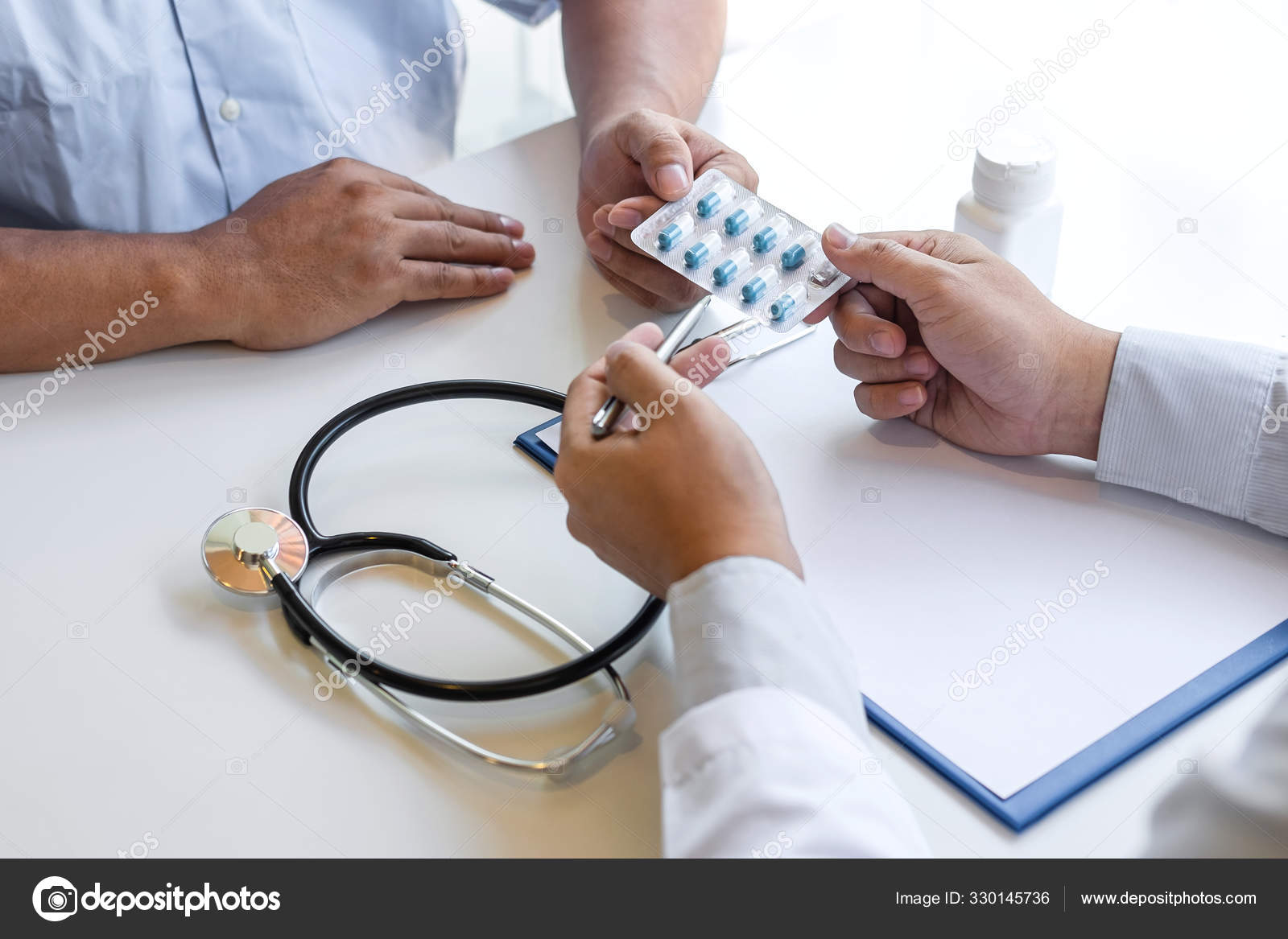 Médico que presenta con el paciente y comprobar los resultados en el ...