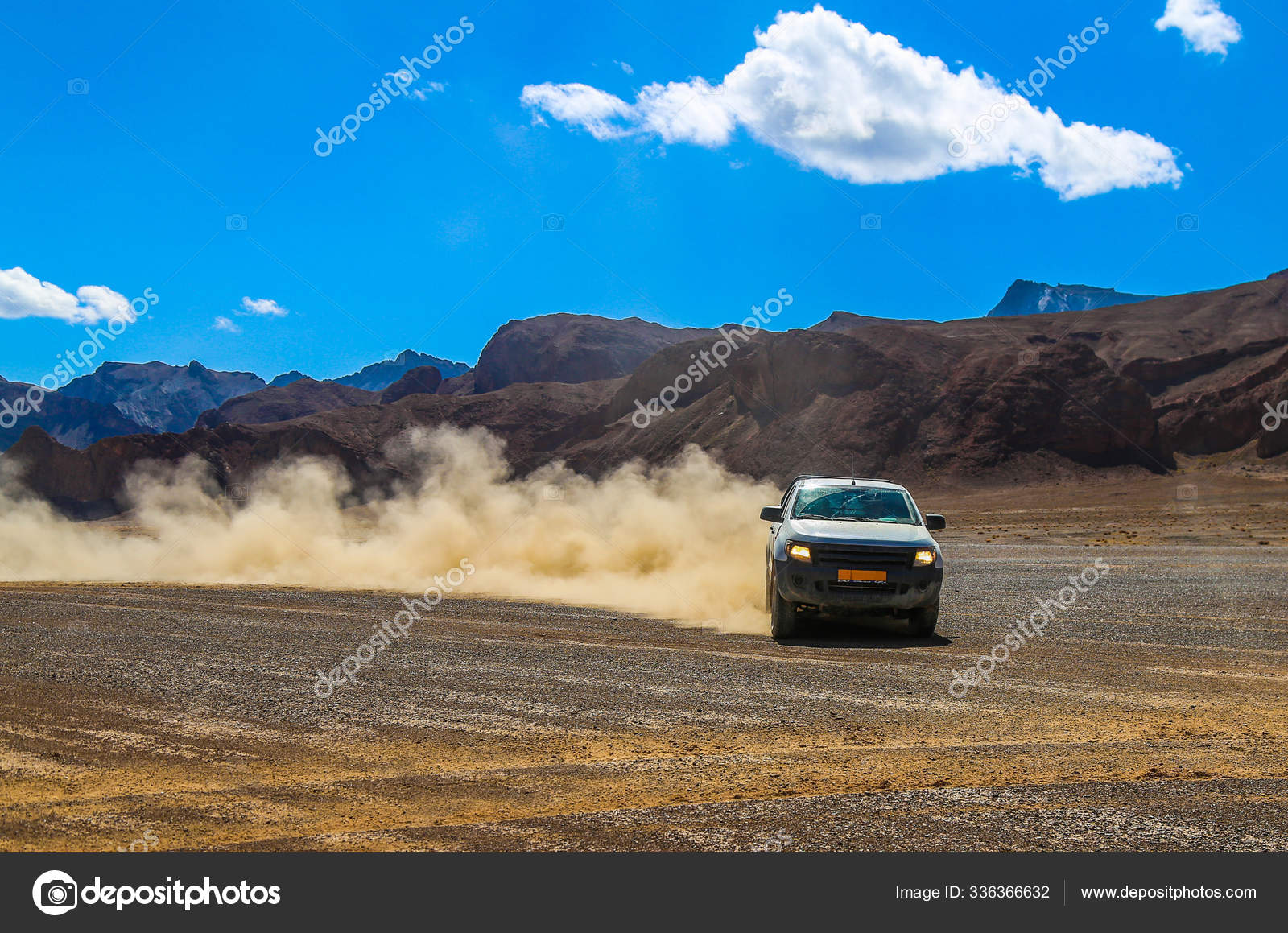 SUV raises clouds of dust on a mountain plateau — Stock Photo © one100 ...
