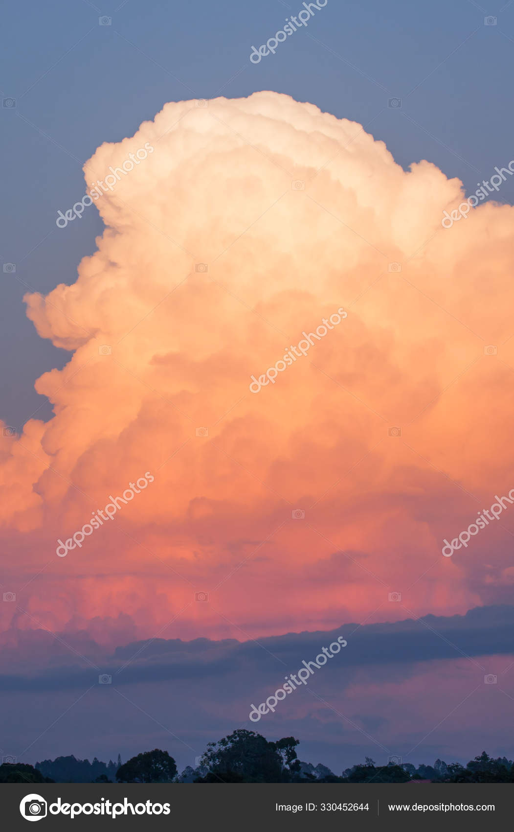 Amarillo naranja cúmulo nimbus nube cielo scape: fotografía de stock ...