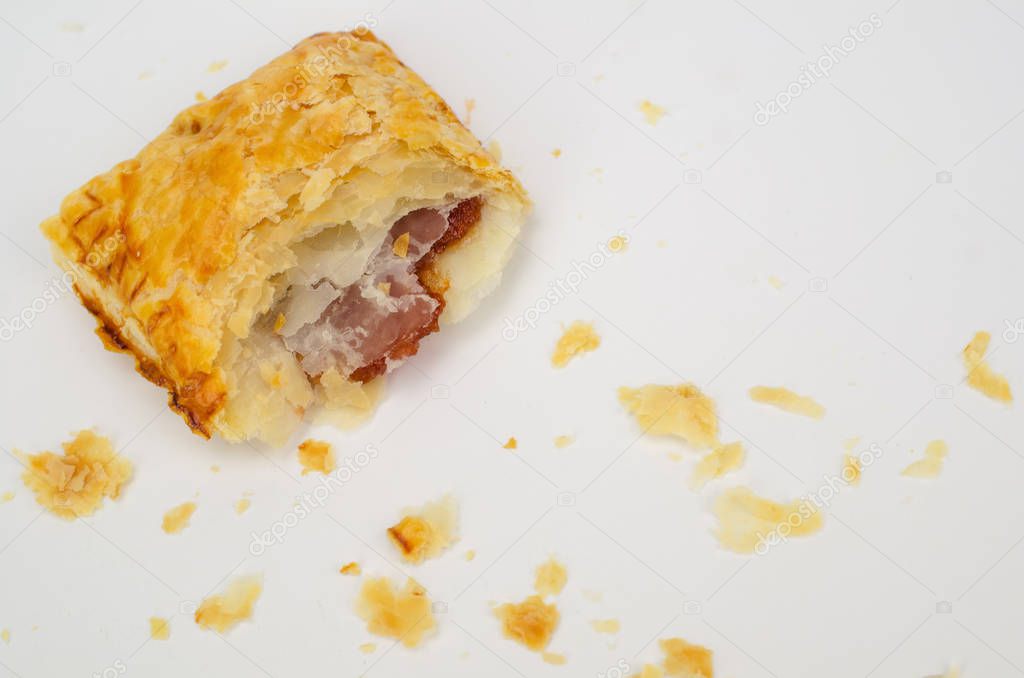 Pastelería de hojaldre en rebanadas, aislada en fondo blanco 2023