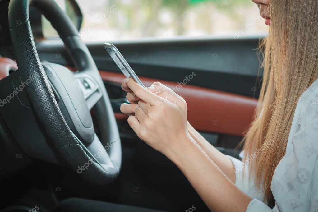 Las mujeres asi ticas est n conduciendo coches y utilizando un tel fono inteligente en la ...