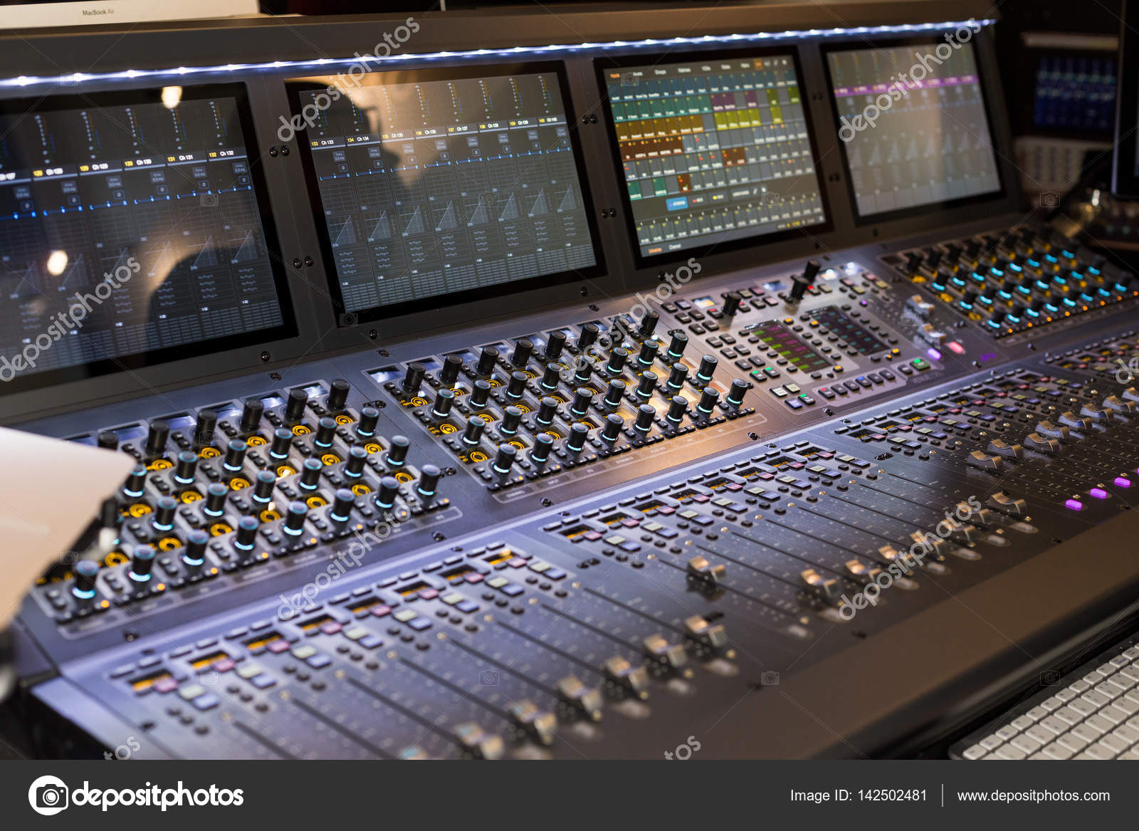 Gran panel del controlador de escenario con pantallas — Foto de stock ...