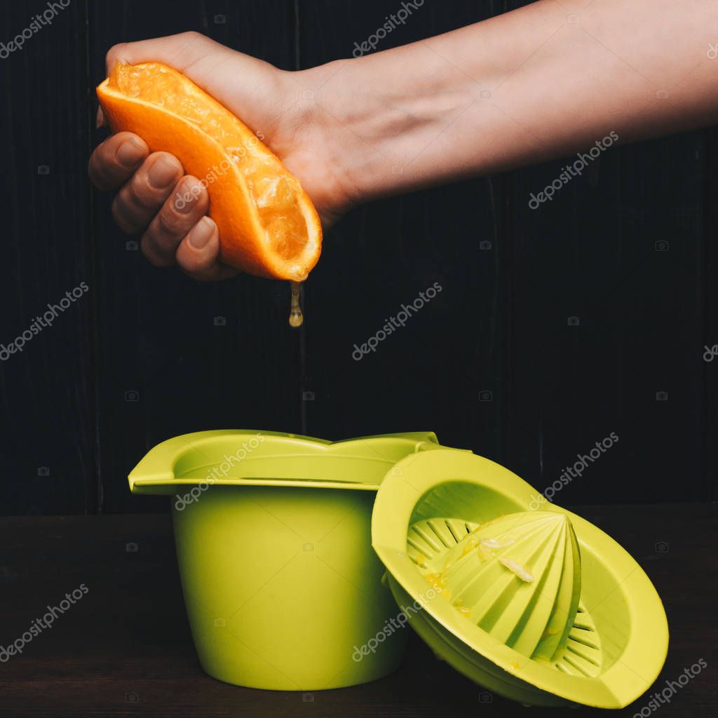 hembra mano exprimir el jugo de una naranja 2022