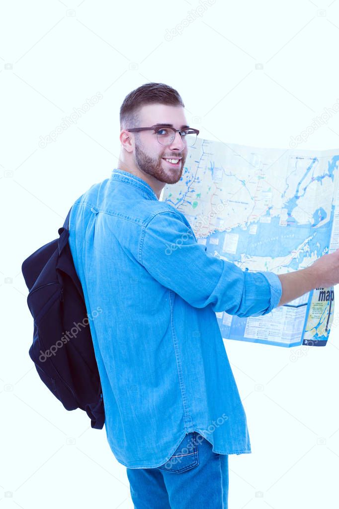 Joven sosteniendo el mapa sobre fondo blanco. Joven sosteniendo un mapa ...