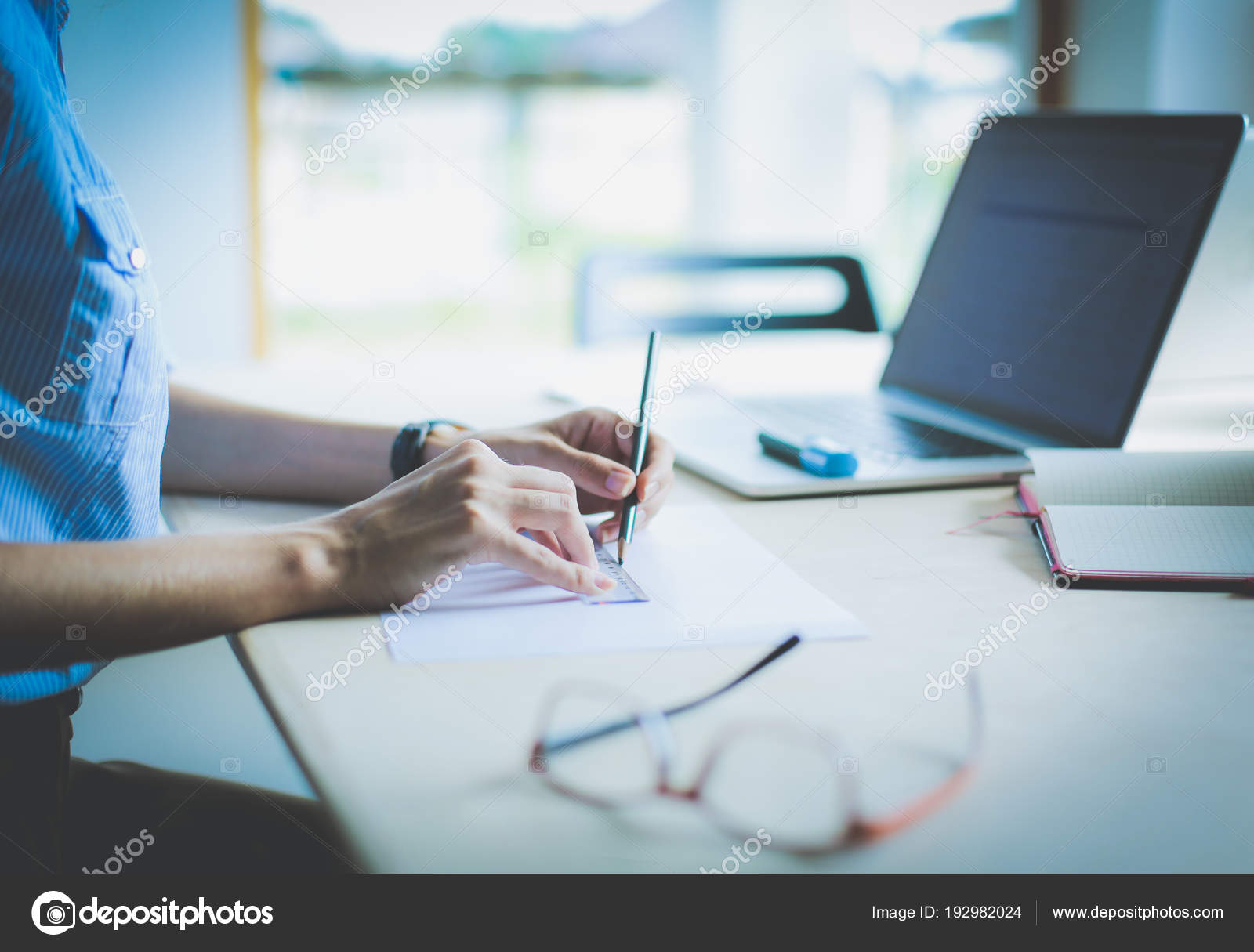 Mujer joven sentada en la mesa de la oficina con portátil. Jovencita. Ordenador portátil — Foto ...