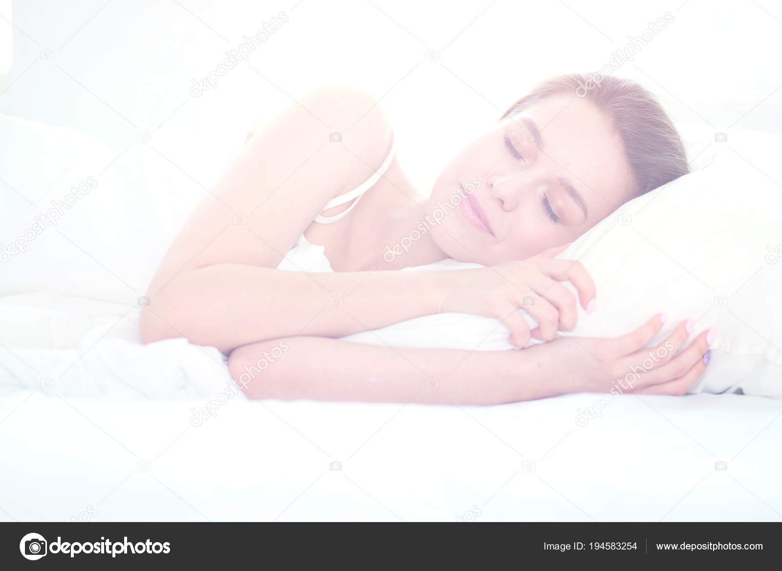 Mujer bonita sentada en su cama en casa — Foto de stock #194583254 © Lenets_Tatsiana