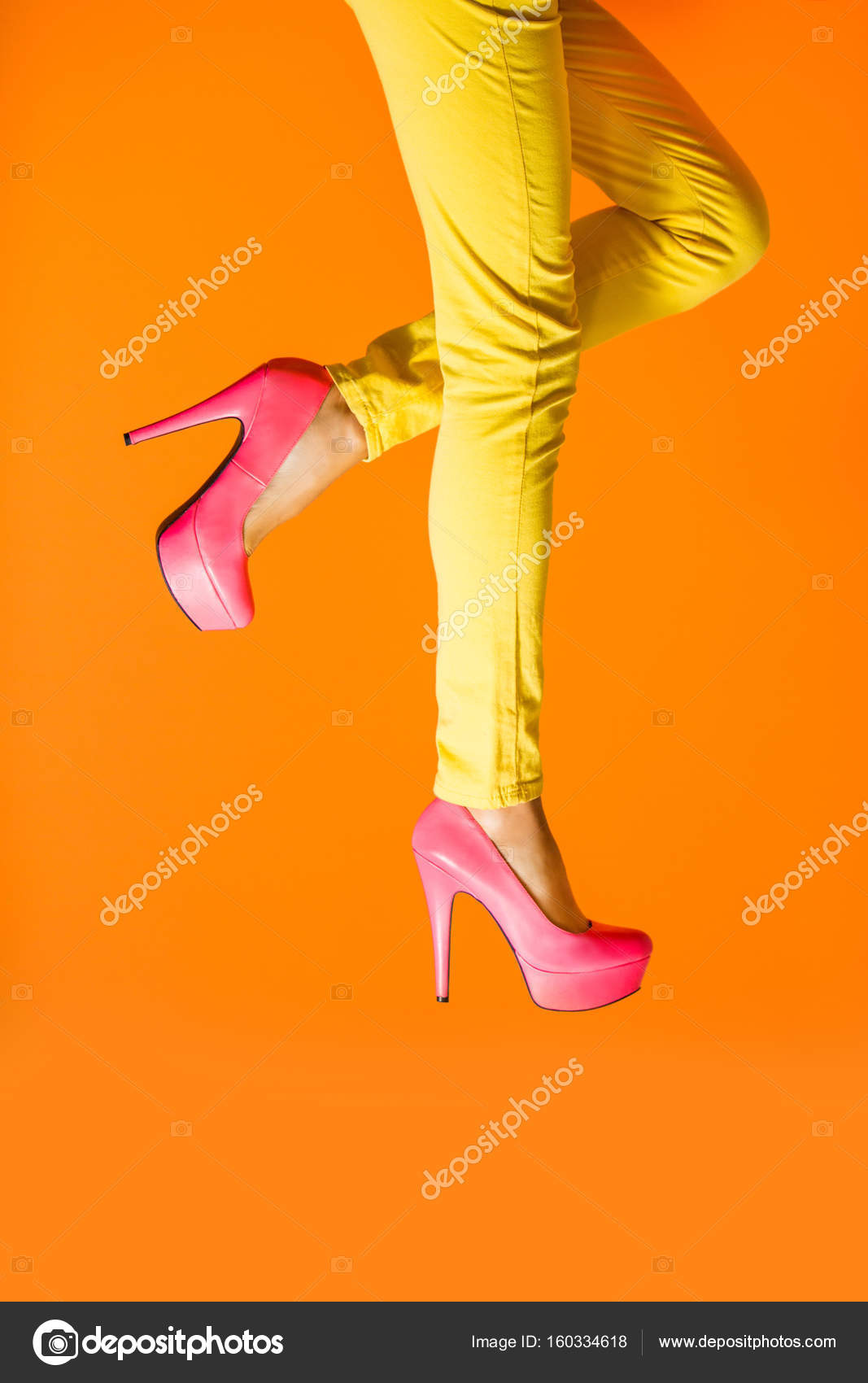 Sexy Piernas Femeninas Con Tacones Altos De Verano — Foto De Stock 160334618 © Happycity