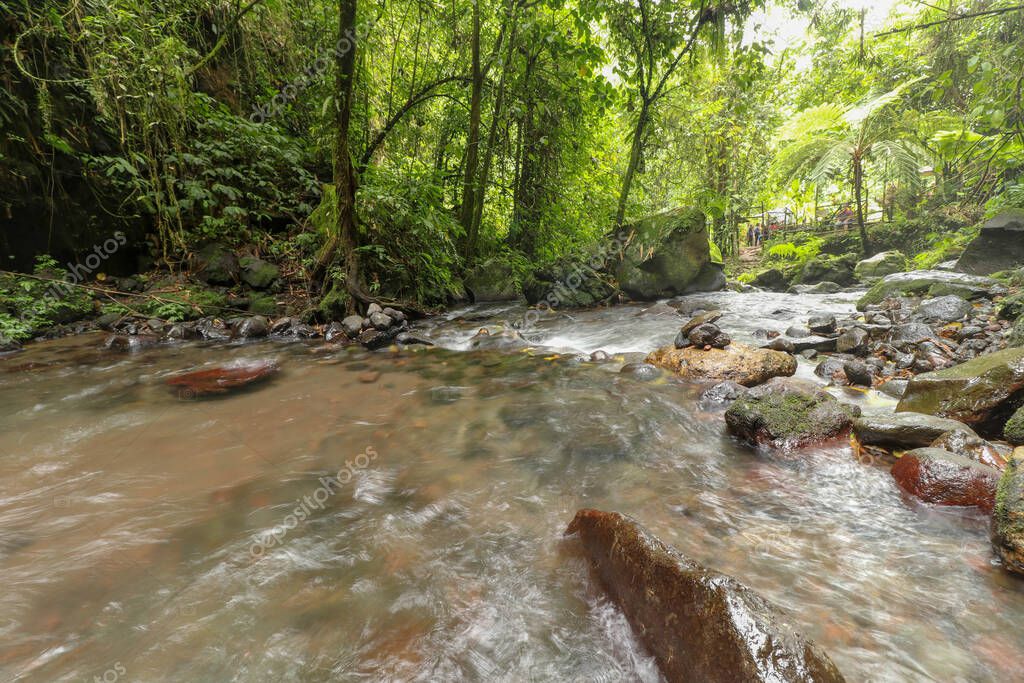 Pequeño río de montaña fluye entre piedras en áreas montañosas a través ...