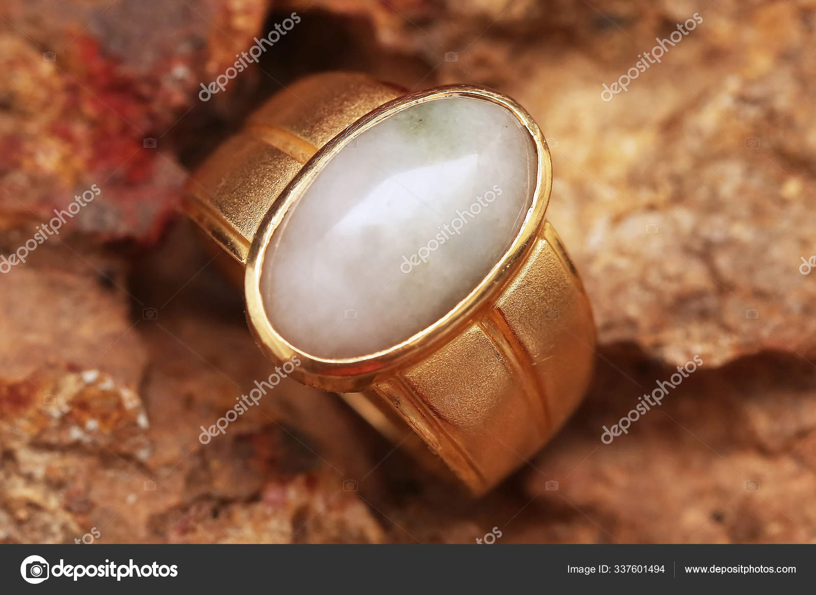 Old golden ring on stone texture — Stock Photo © PAPASTUDIO #337601494