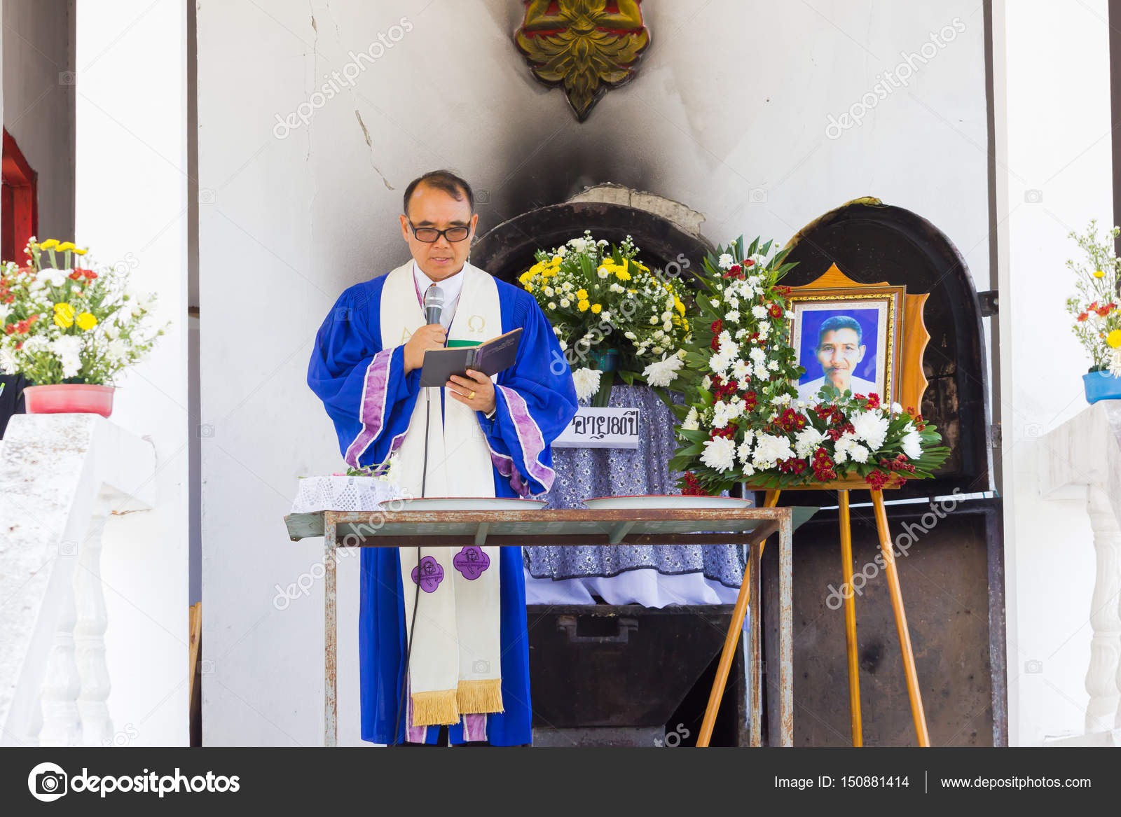 CHIANG RAI, THAILAND - APRIL 19 : unidentified asian pastor in blue ...