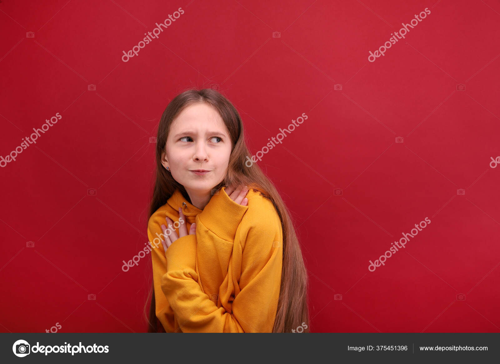 The girl with a cunning face turns around and looks back. — Stock Photo ...