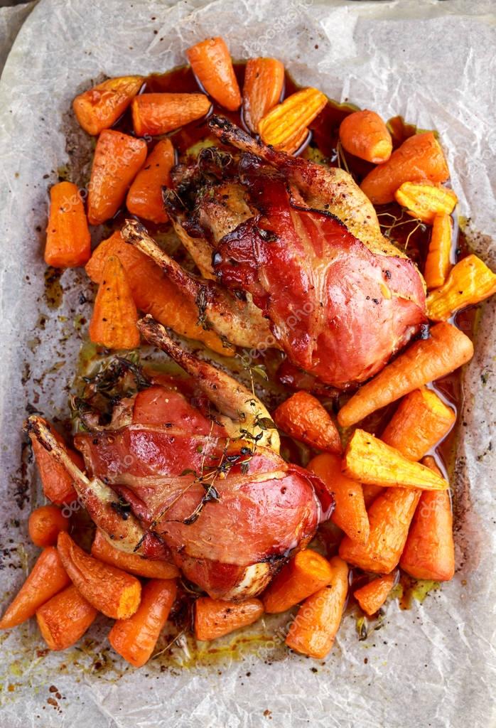 Listo para comer Perdices asadas con tocino sobre papel arrugado. 2022