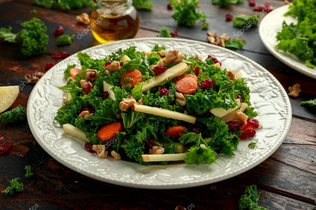 Ensalada de col rizada con arándanos secos, zanahorias, nueces y ...