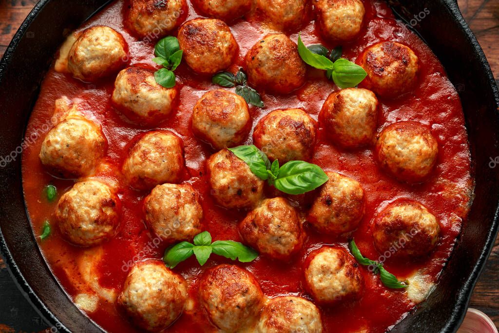 Pavo magro bolas de carne de pechuga en salsa de tomate passata cursi ...