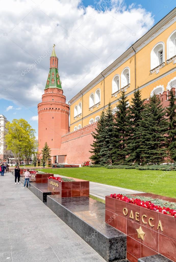 El Kremlin de Moscú y la pasarela de granito con los nombres de las ...