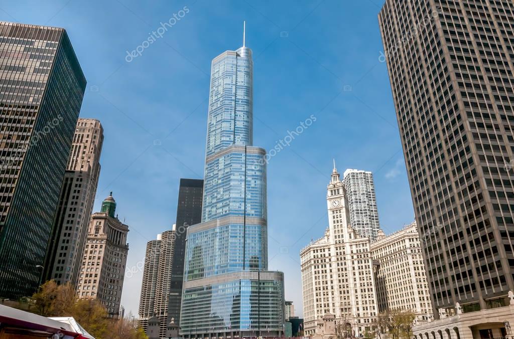 Vista de la Torre Donald Trump y los rascacielos desde el río Chicago ...