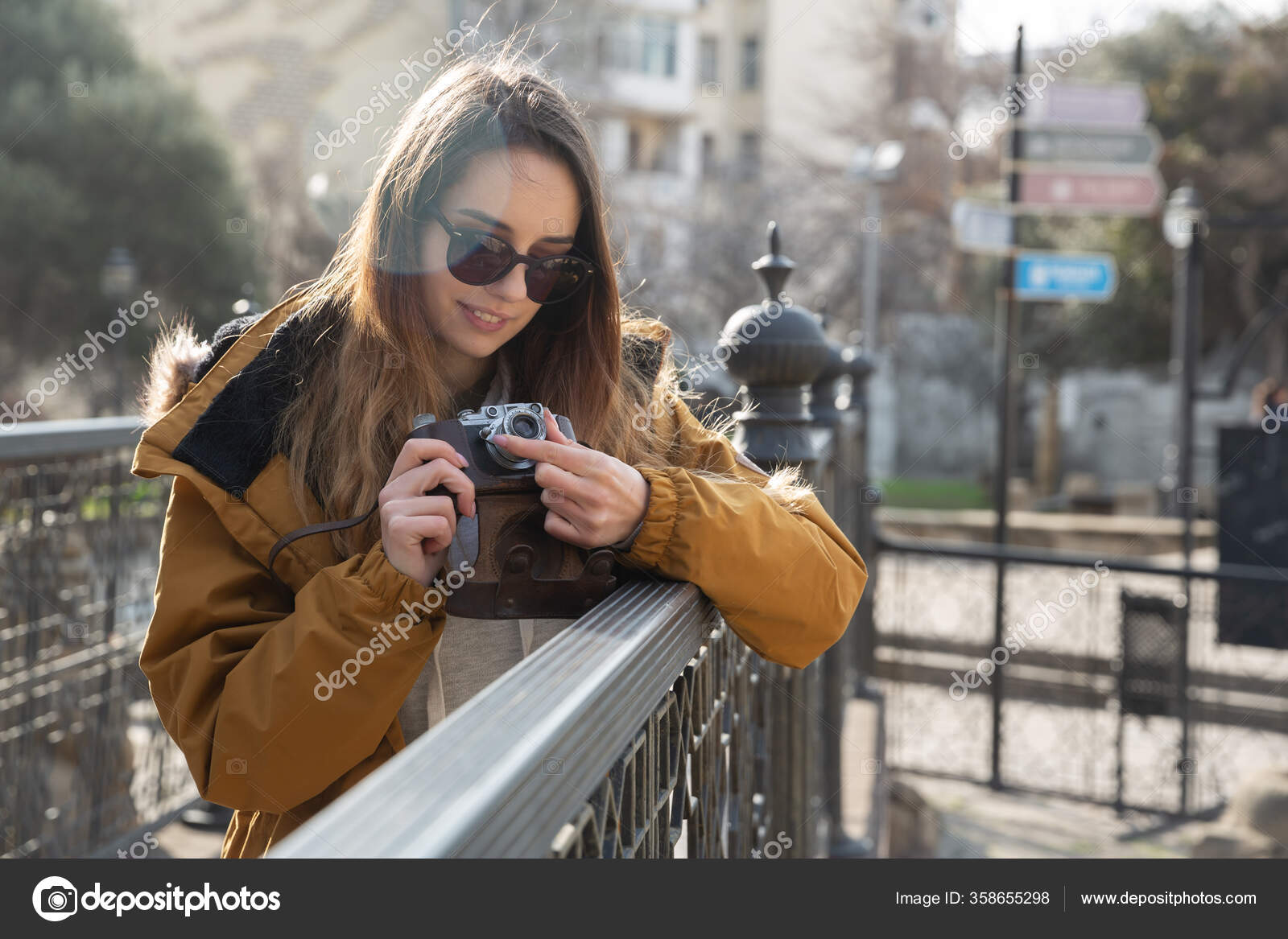 Foto de una joven turista explorando las calles de Bakú. Moody fotos de adolescente visitando la ...