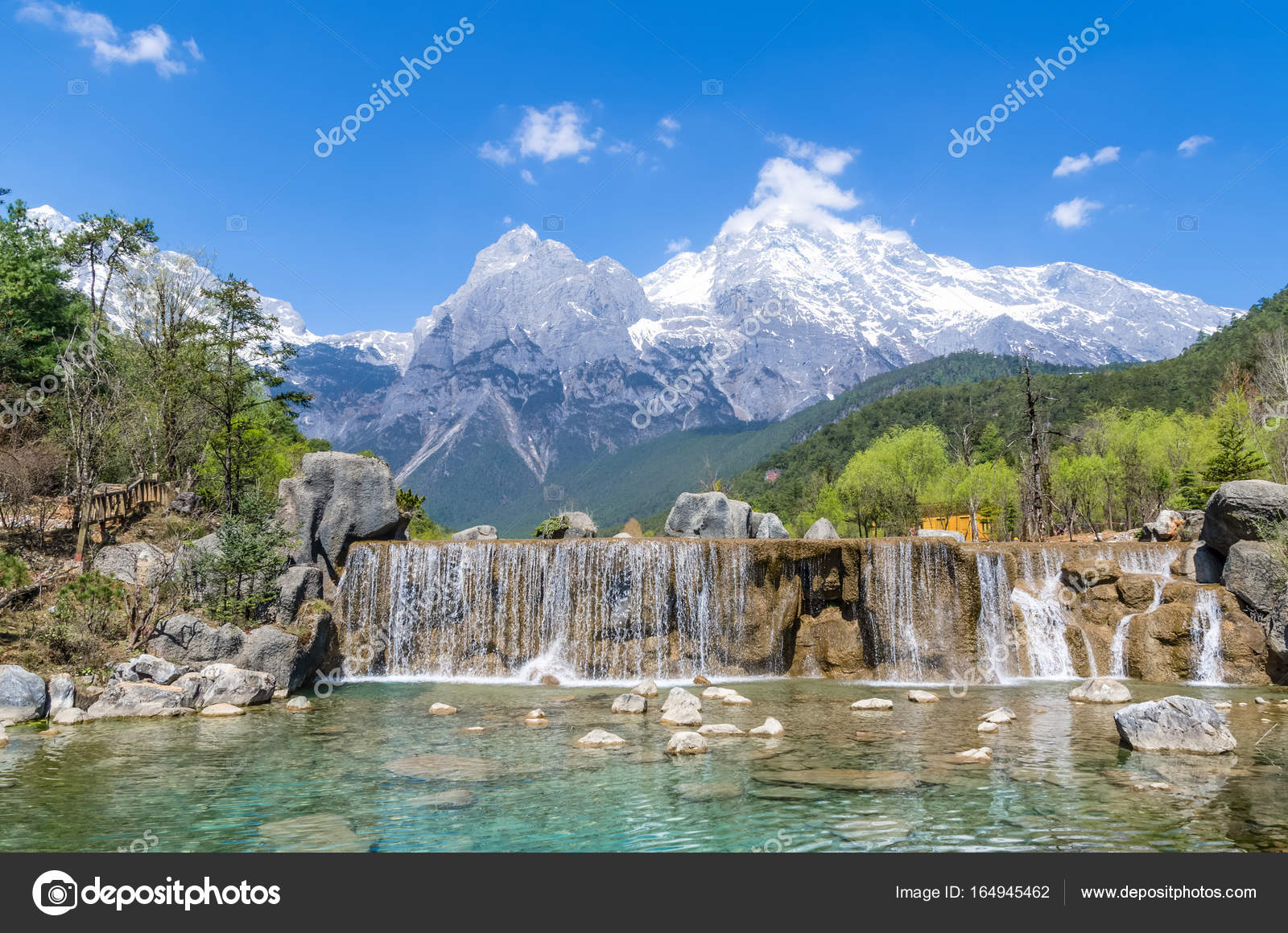Beautiful Blue Moon Valley in Jade Dragon Snow Mountain, Lijiang ...