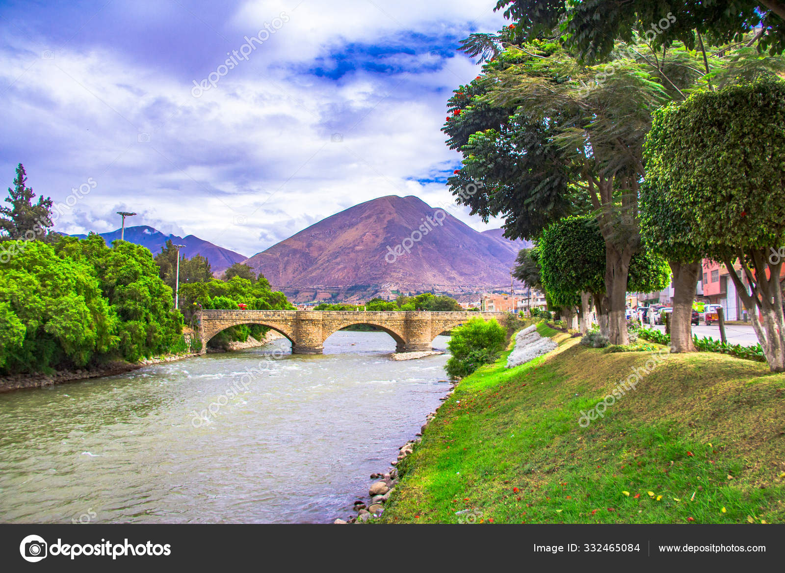 Puente Calicanto Huanuco Perú — Foto de stock #332465084 © marcorosales
