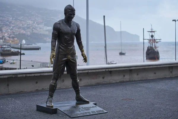 Estatua de Cristiano Ronaldo en Funchal, Madeira frente al museo CR7 y un barco caravela 2024