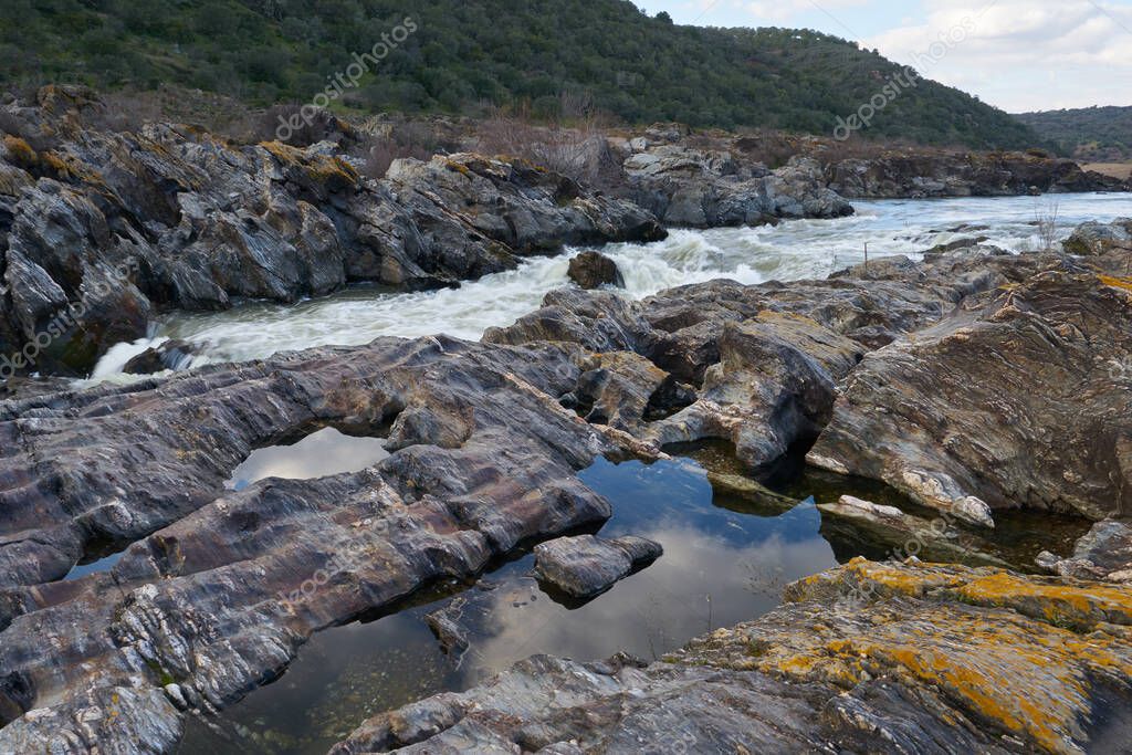 Cascada Pulo do Lobo con guadiana fluvial y detalles rocosos en Mertola ...
