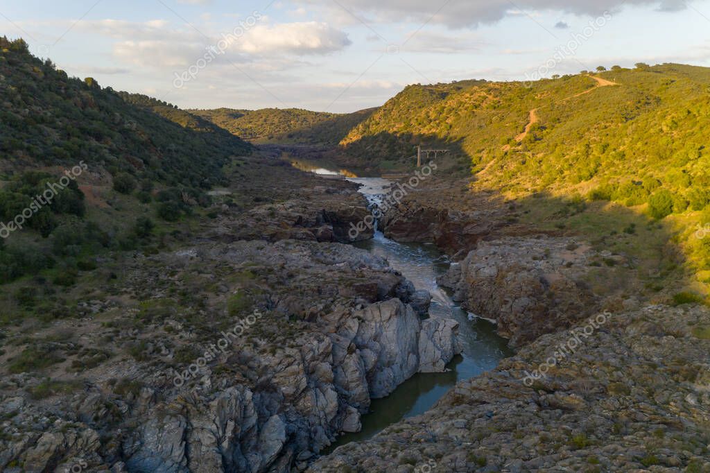 Pulo do Lobo vista aérea drone cascada con guadiana de río y hermoso ...
