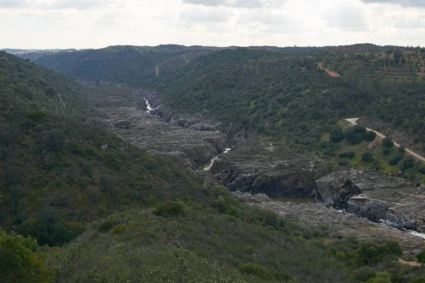Pulo do Lobo vista aérea drone cascada con guadiana de río y hermoso ...