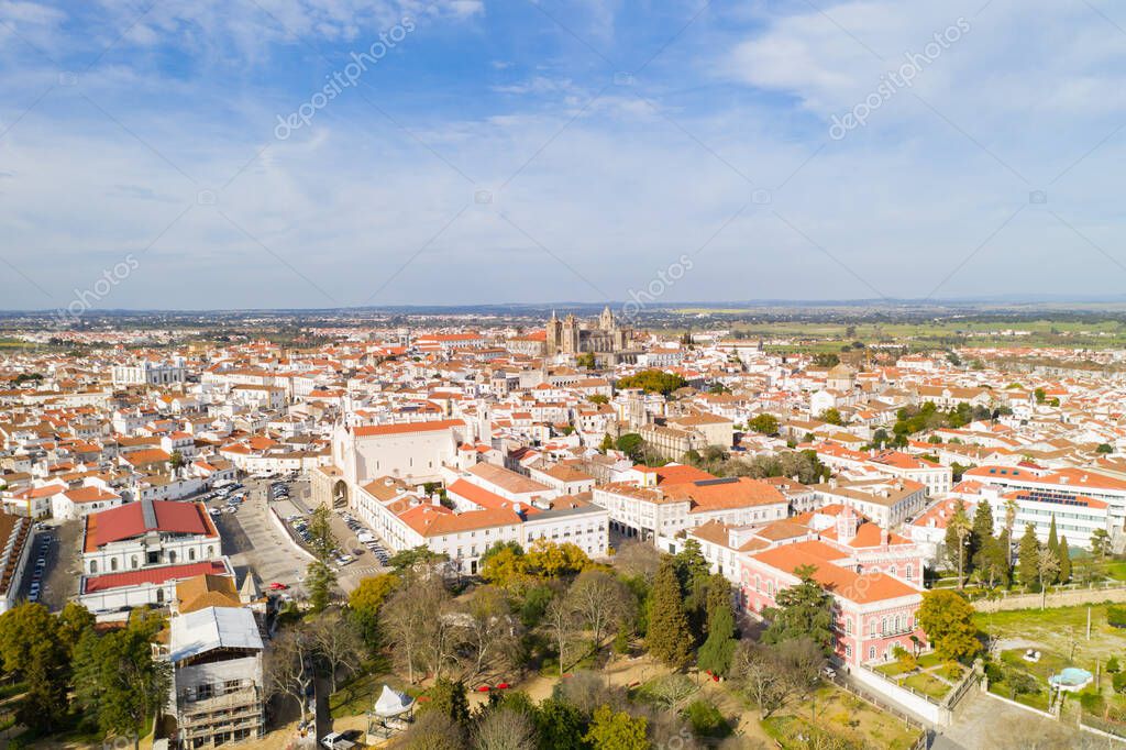 Vista aérea del dron de Evora en un día soleado con edificios ...