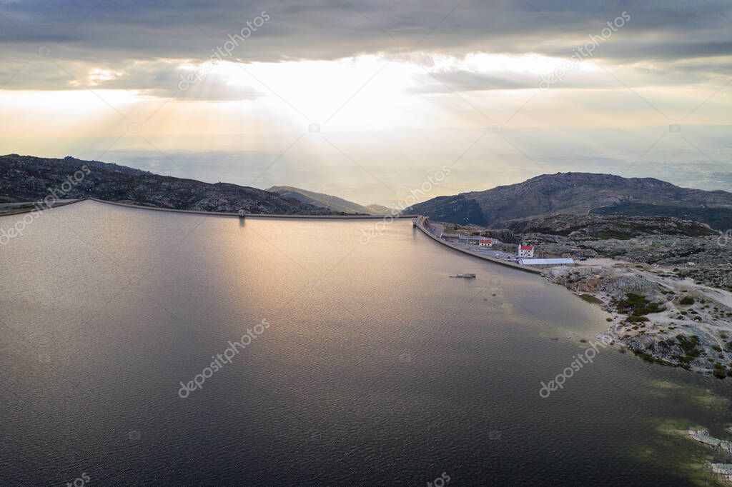 Vista aérea del lago Lagoa comprida y la presa Marques da Silva en ...