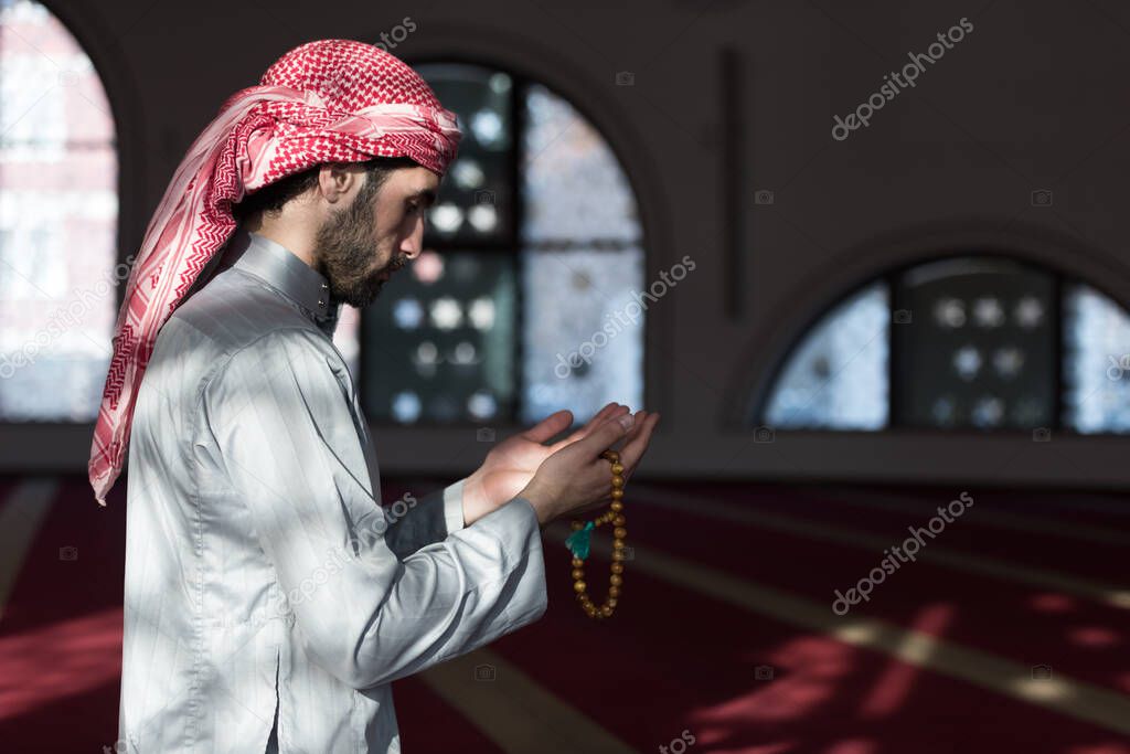Joven árabe musulmán rezando. Haciendo una oración diaria dentro de la ...