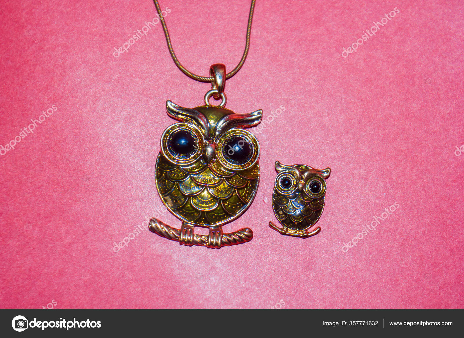 Two Small Owls Red Abstract Background — Stock Photo © gegham-aper ...